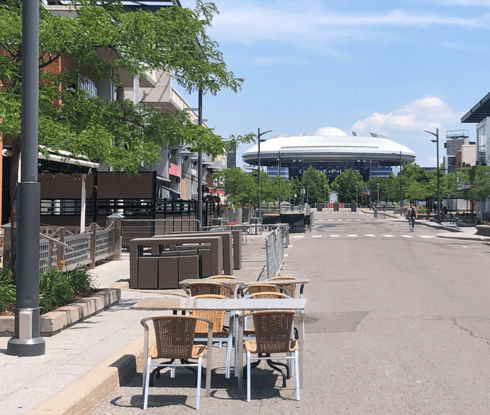 Le Centropolis Laval devient piétonnier et grossit ses terrasses - Narcity