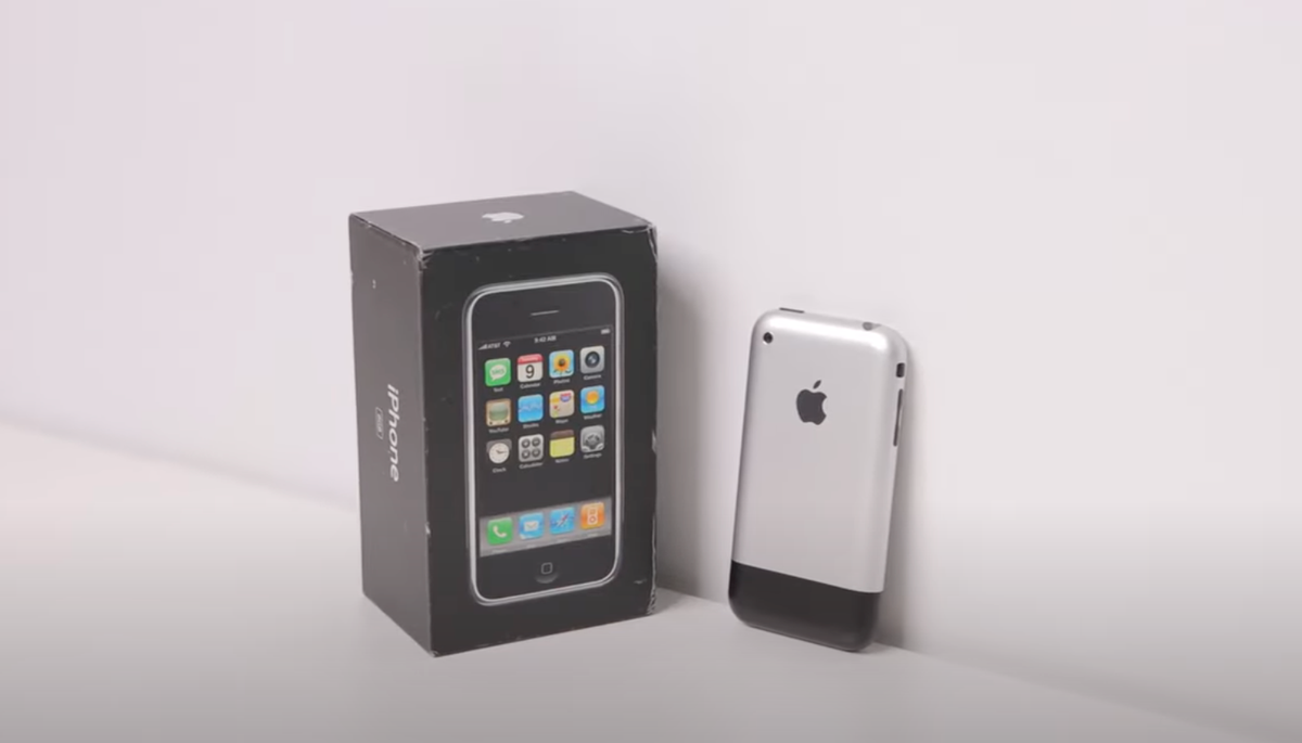 What did the first iPhones look like? - Narcity